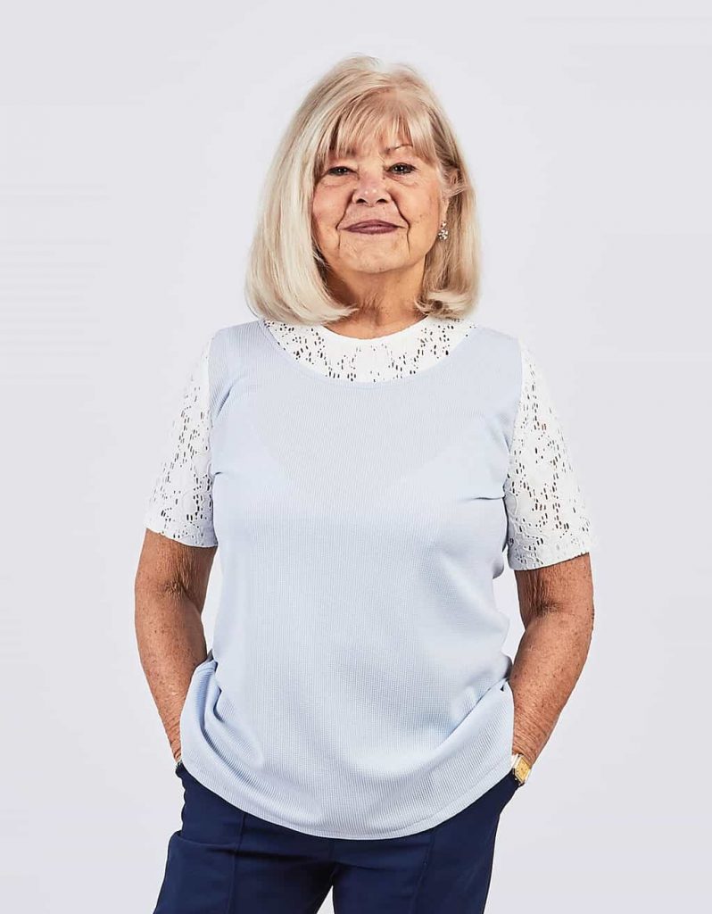 Adaptive sweater with lace collar and sleeves - Mode Ézé Plus